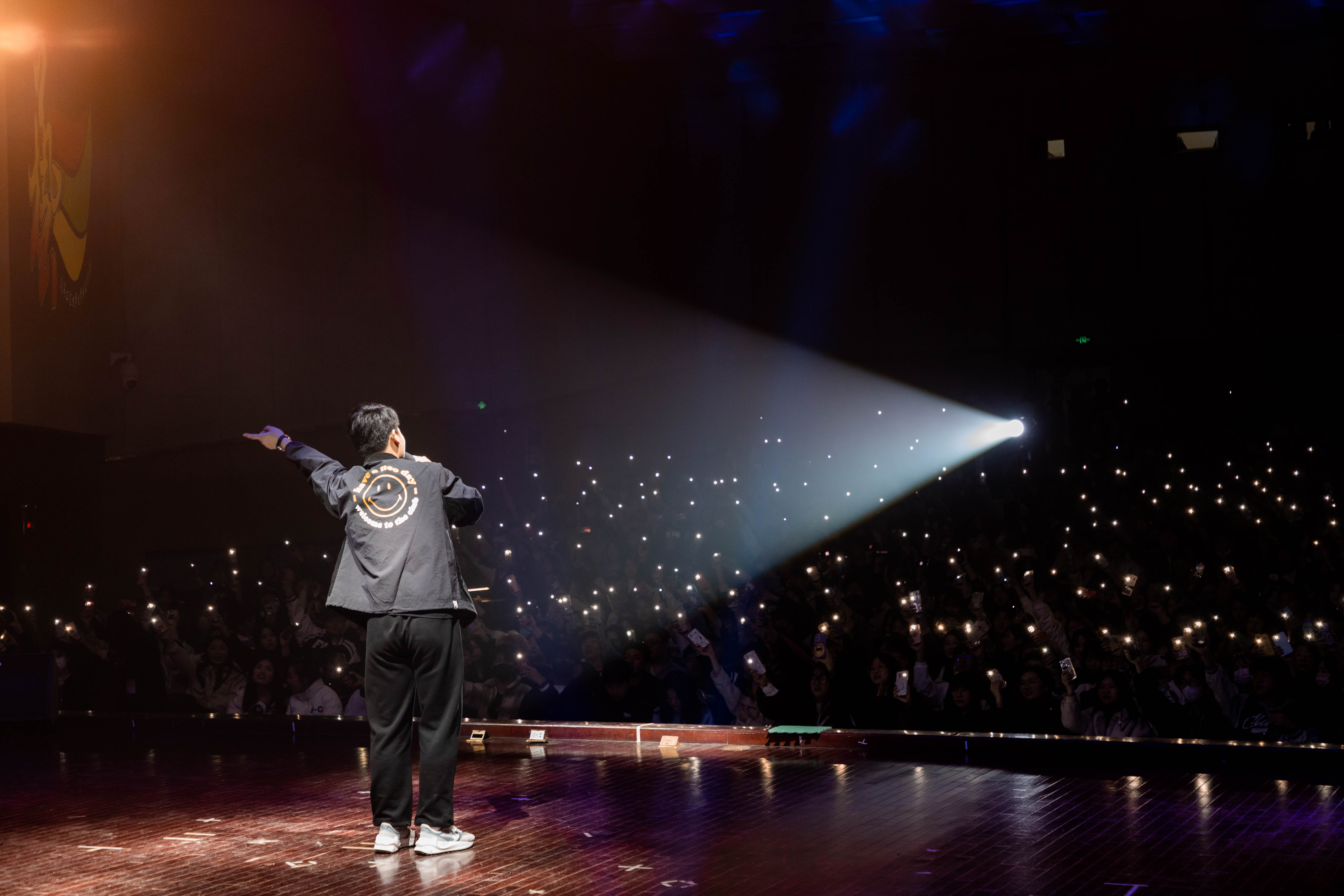 Liaoning University of Technology held the 36th campus singer ...